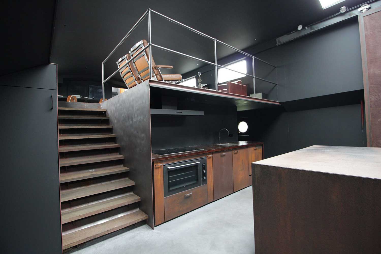 Stijlvolle woonboot in Amsterdam te koop voor een aardig bedrag - JFK