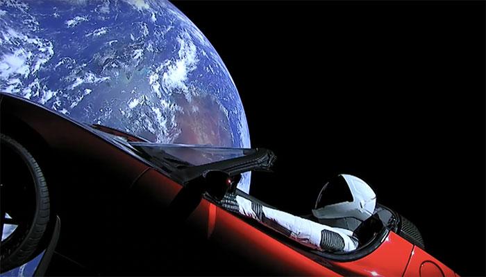 Elon Musk's Tesla Roadster is nu bijna 4 miljoen kilometer van de Aarde ...