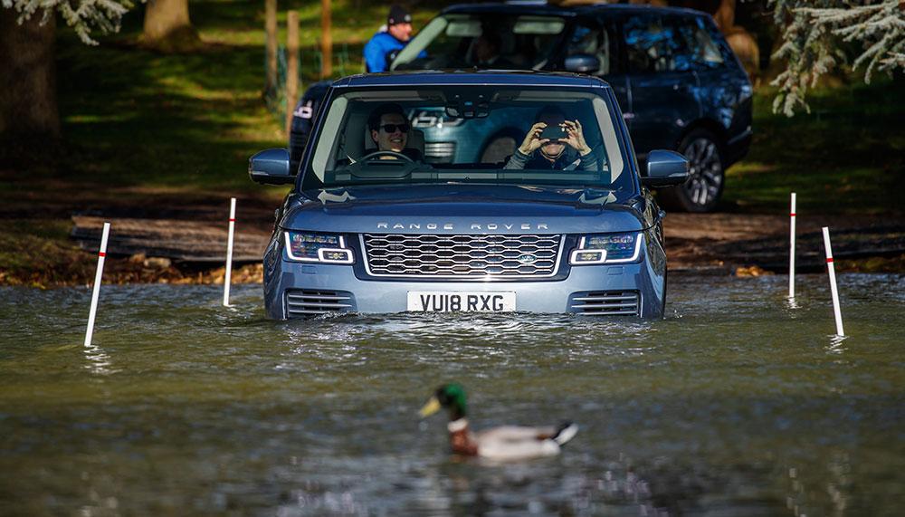Hybride Range Rover kan prima door het water - JFK