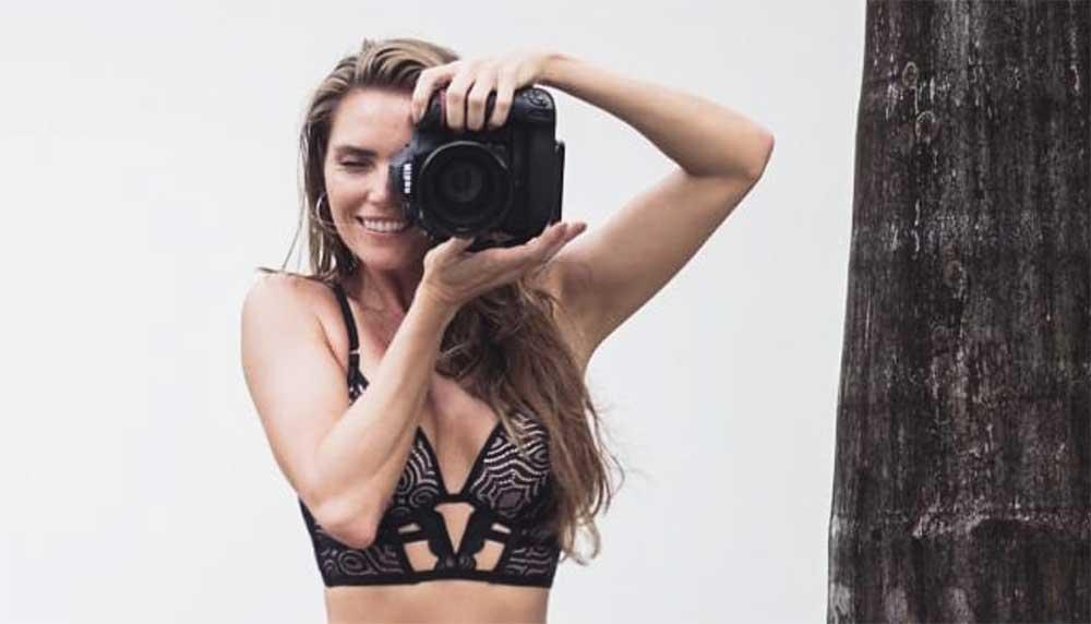 Kim Feenstra fotografeert in opvallende outfit - JFK