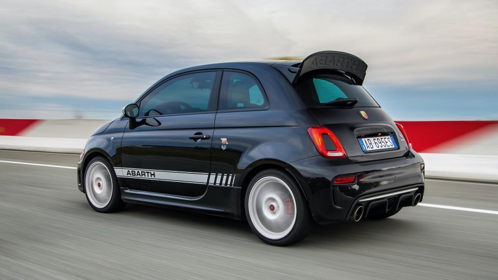 Abarth 695 Esseesse draagt petje achterstevoren (nu 180 pk) - JFK
