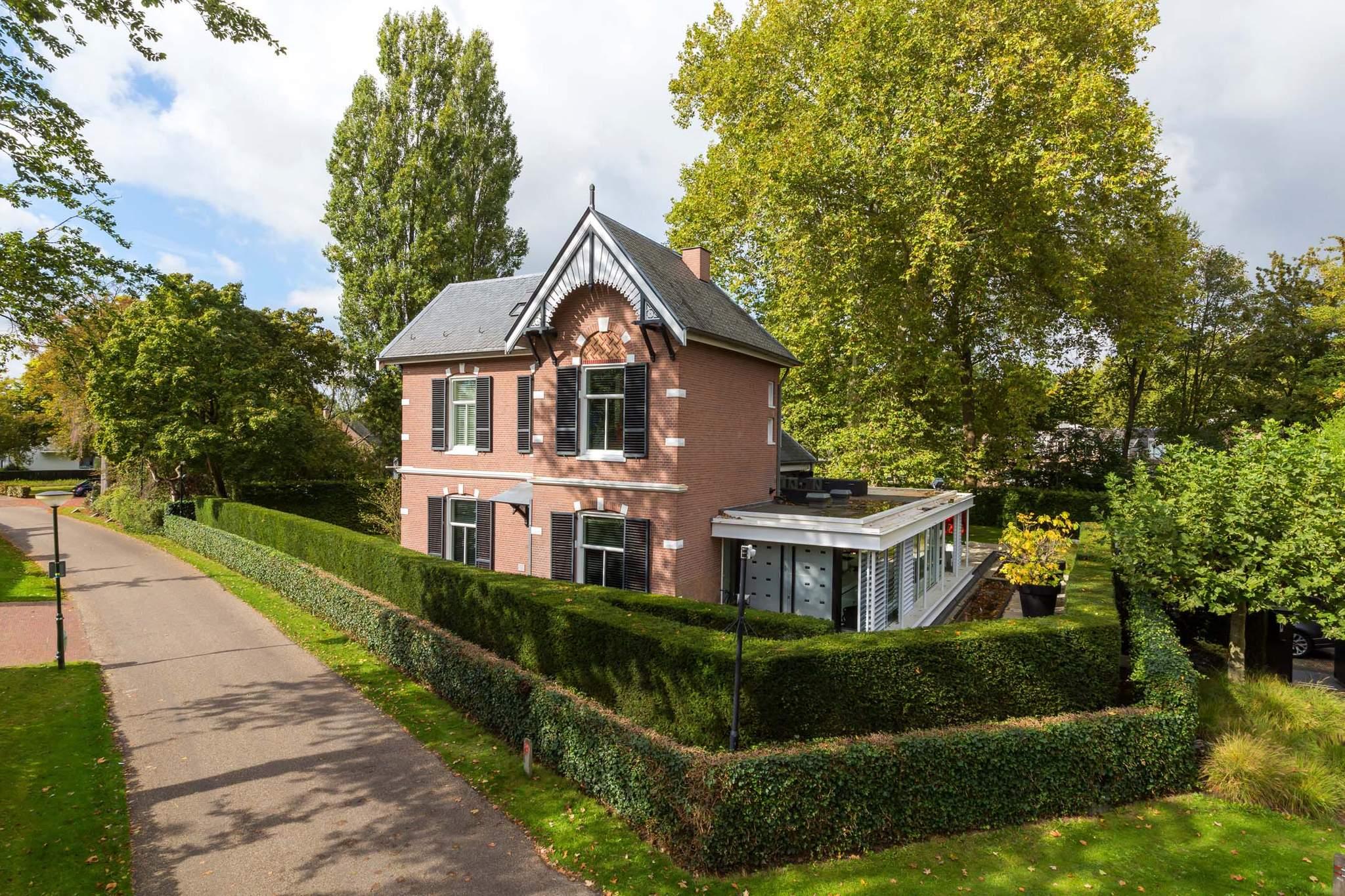 Te koop: Moderne villa in Brabantse Nuenen met stijlvolle mancave - JFK