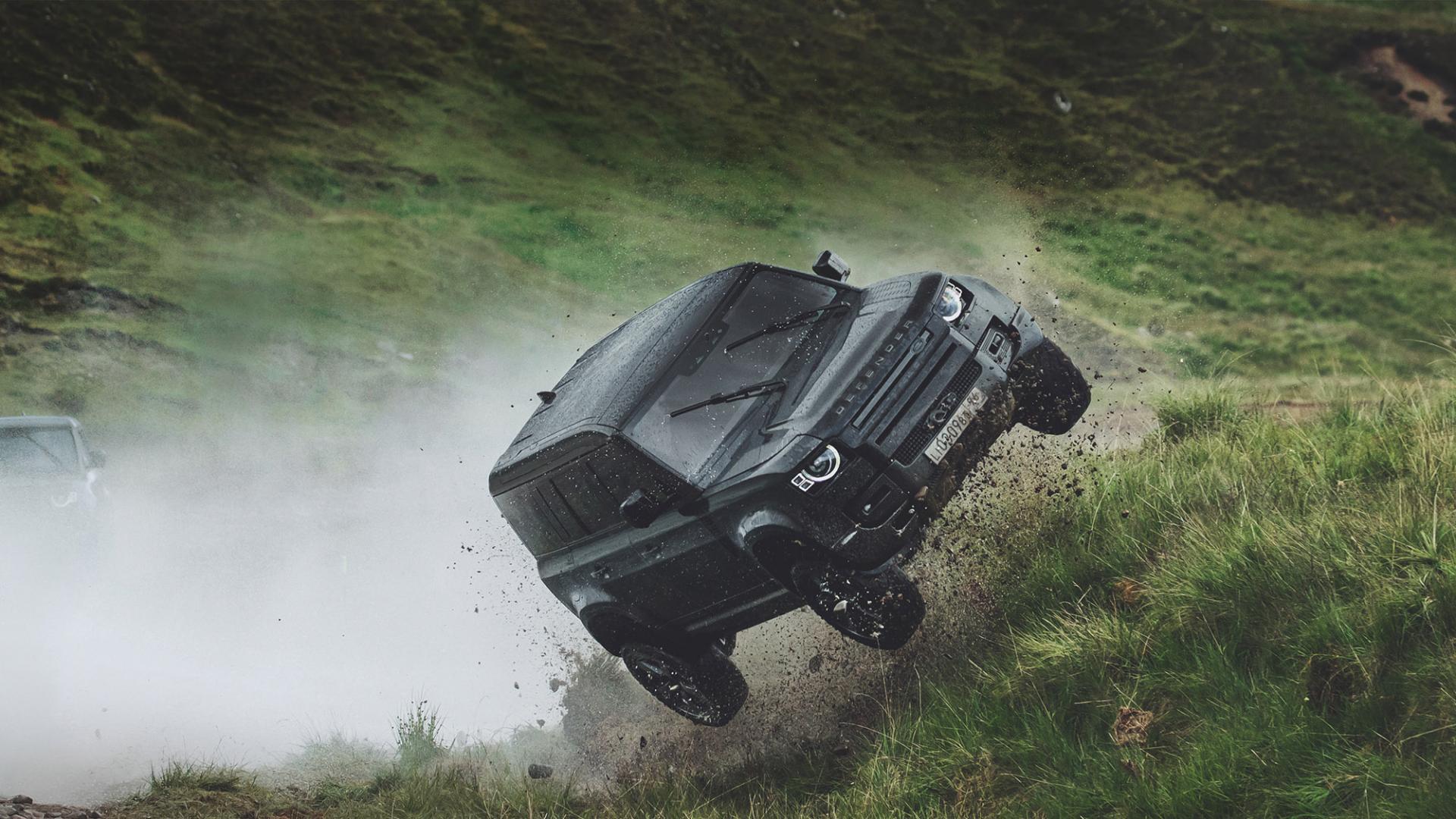 Land Rover Defender doet z'n eigen stunts in de nieuwste James Bond - JFK