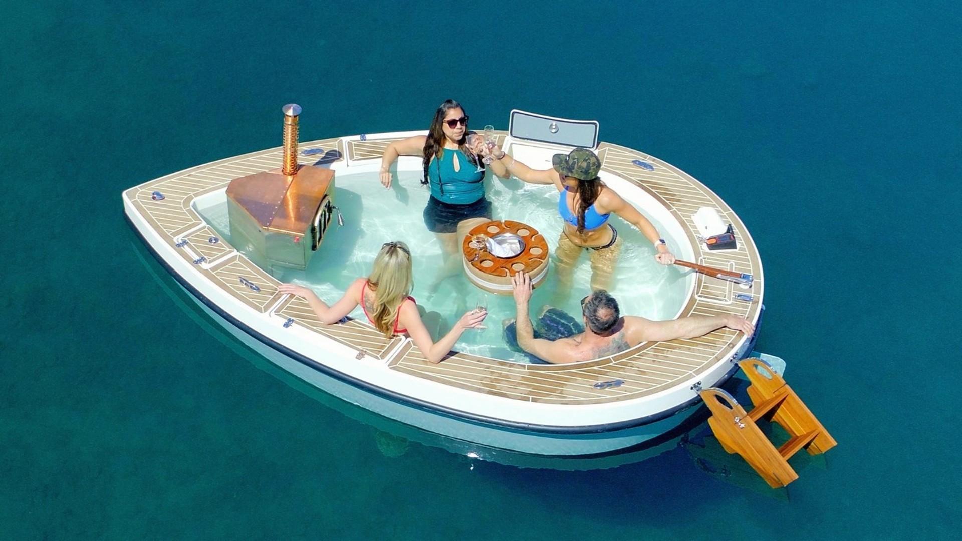 Spacruzzi is een drijvend bubbelbad inclusief open haard