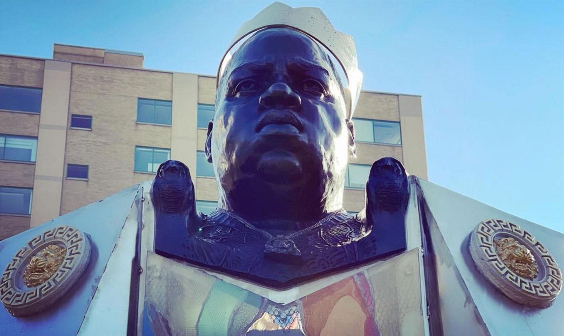 Notorious B.I.G. geëerd met uniek standbeeld dat zijn raps speelt