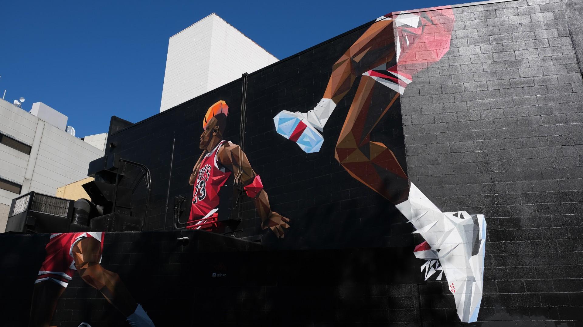 Enes Yilmazer geeft een rondleiding door het landhuis van Michael Jordan
