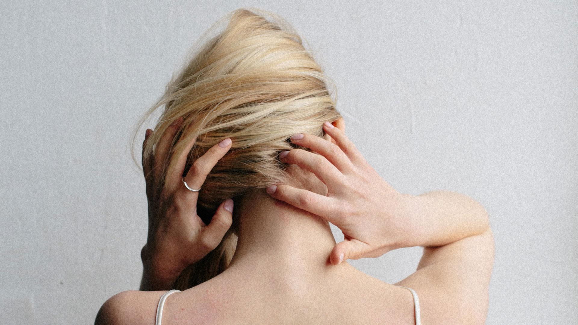 Knokkels of je nek ‘knakken’, is het schadelijk of niet? - JFK