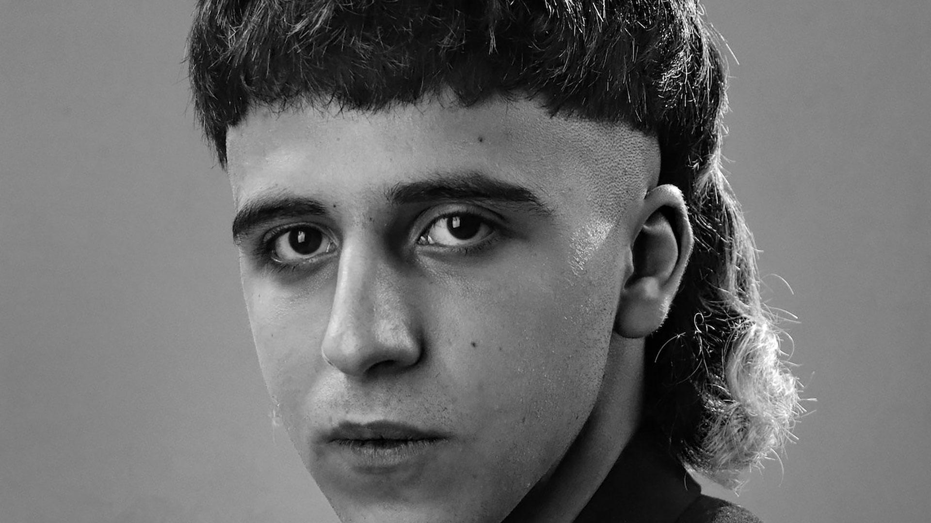 Het matje is terug: waar komt het iconische kapsel vandaan? - JFK