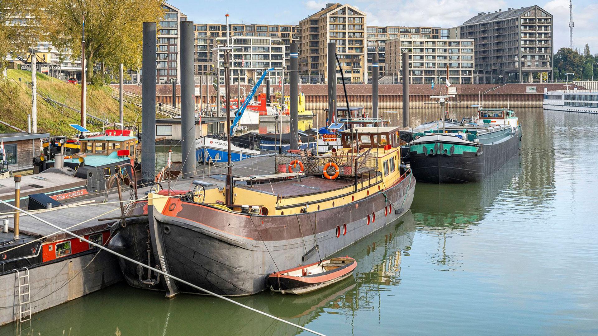 Bijzonder woonschip met de naam Jonathan te koop op Funda