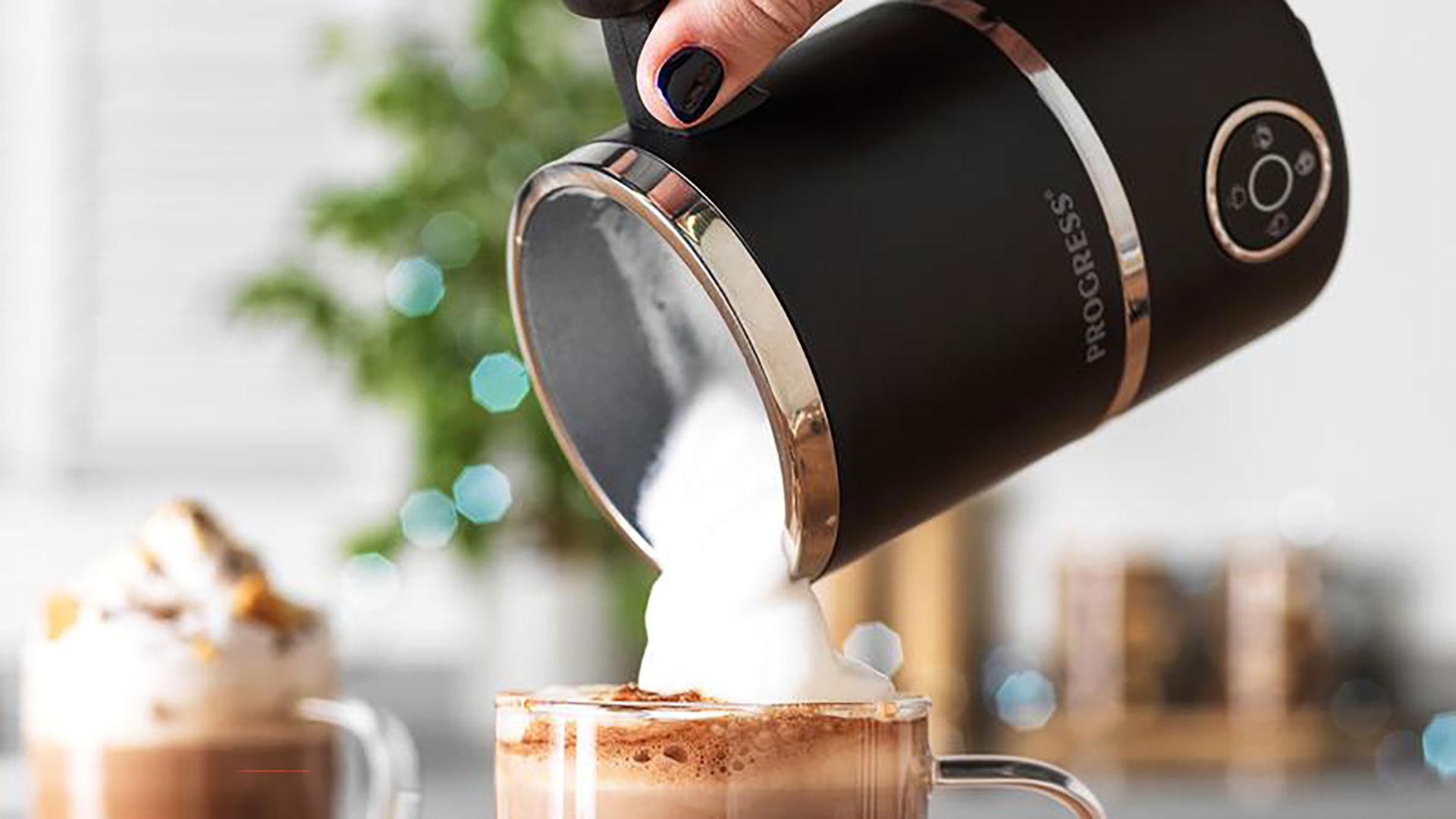 Met dit apparaat zet je de perfecte warme chocolademelk op tafel