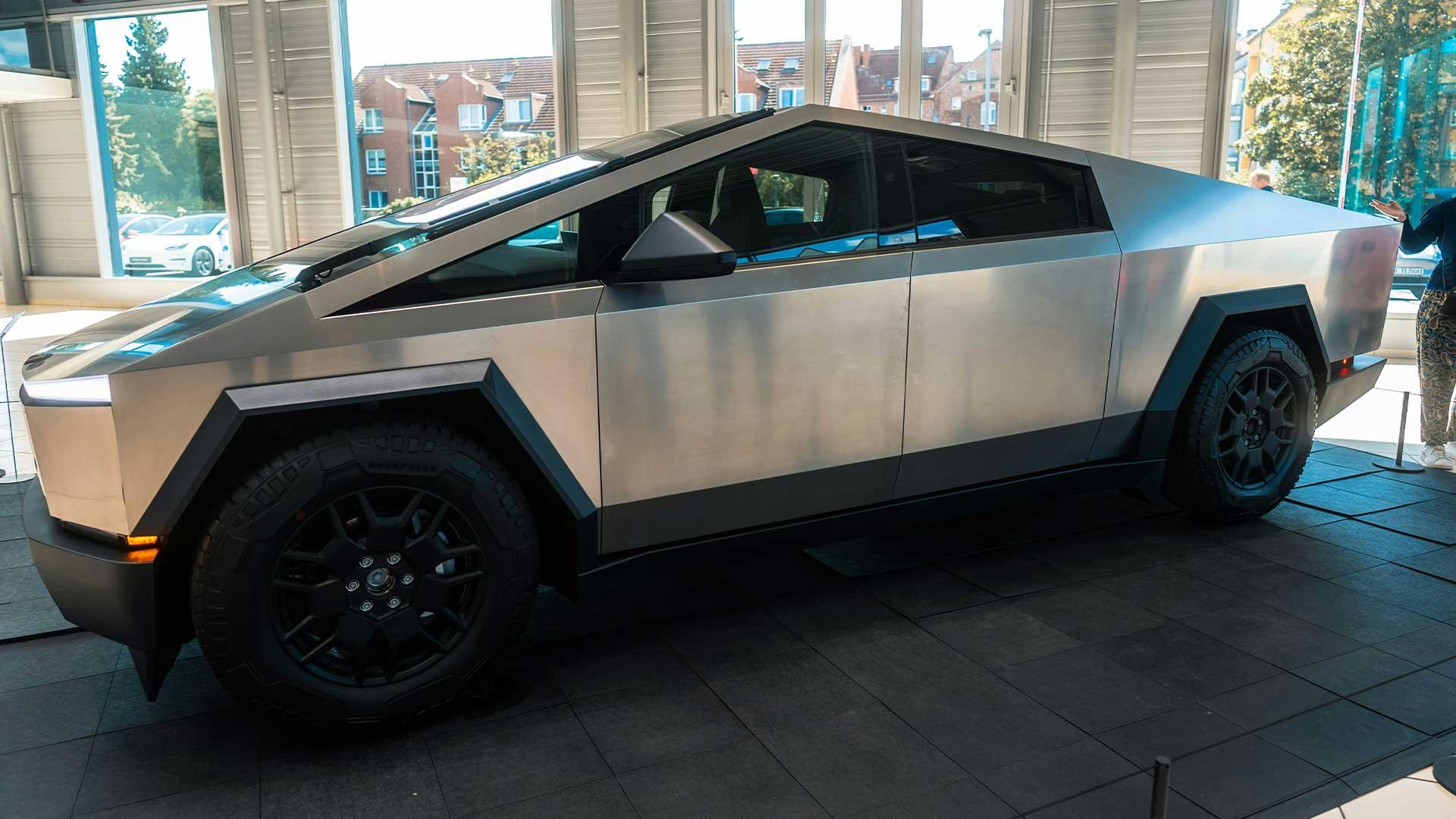 Eerste Tesla Cybertruck van Nederland verkocht aan fitnessgoeroe - JFK