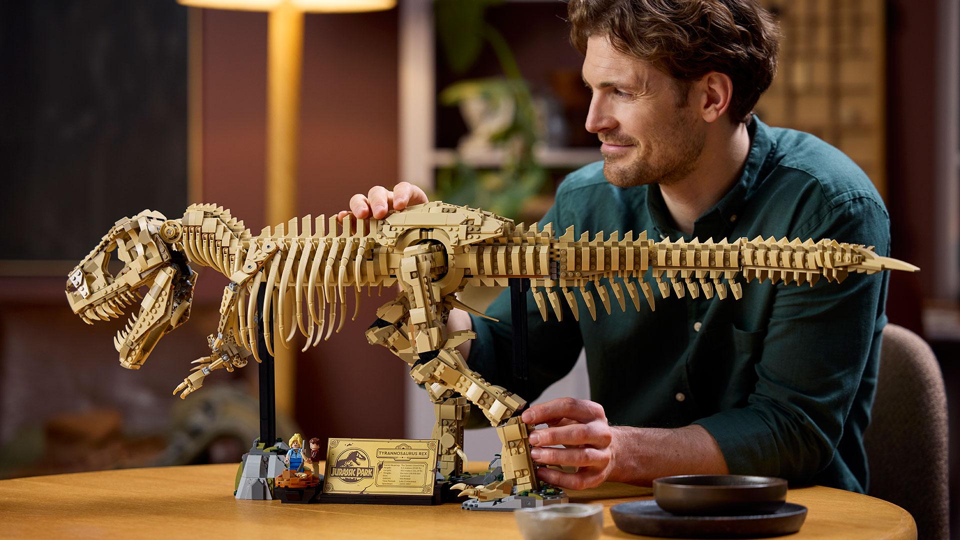 LEGO viert Jurassic Park met grootste T-rex-set ooit - JFK