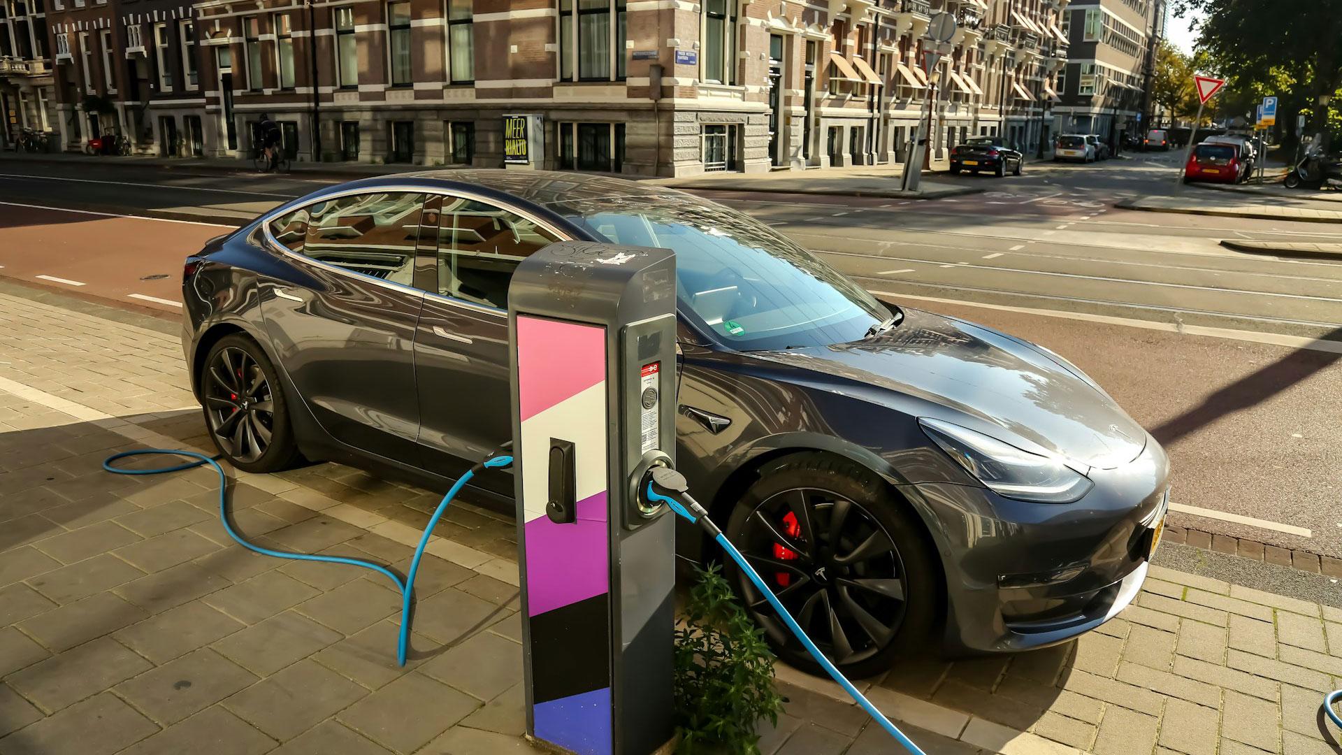 Autoverzekeringen worden duurder door elektrische auto's - JFK