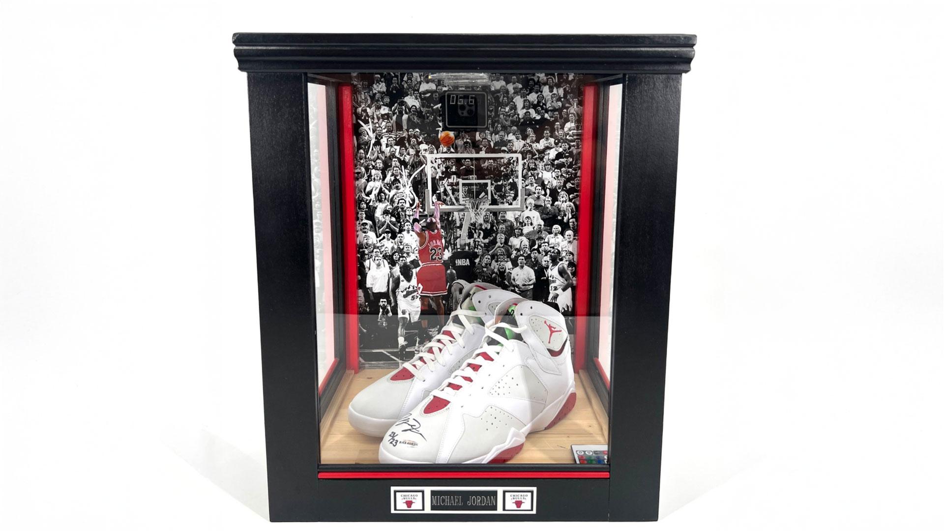 Deze gesigneerde Michael Jordan-sneaker is nu te koop - JFK