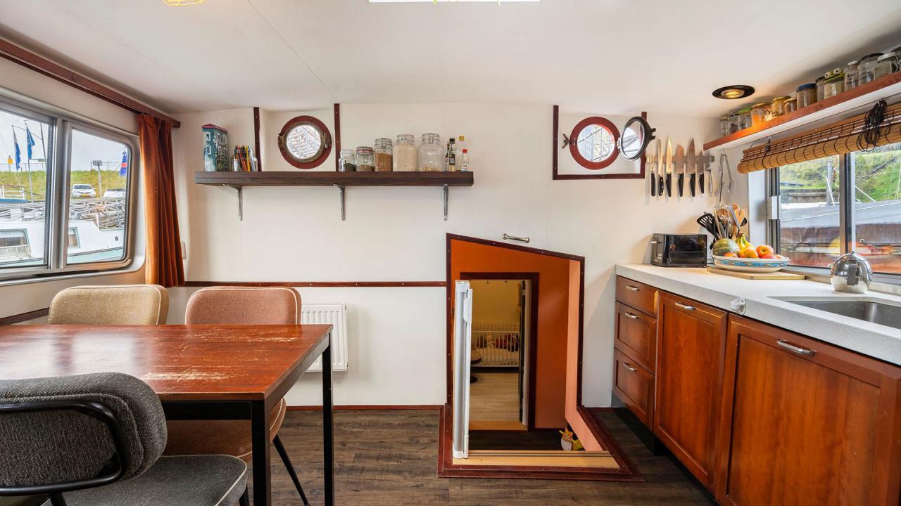 Bijzonder woonschip met de naam Jonathan te koop op Funda