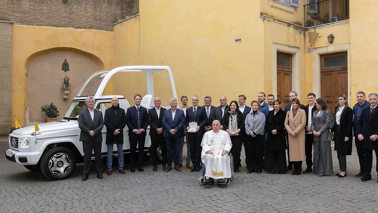 Nieuwe pausmobiel is dikke Mercedes G 580e: 'The White Knight'