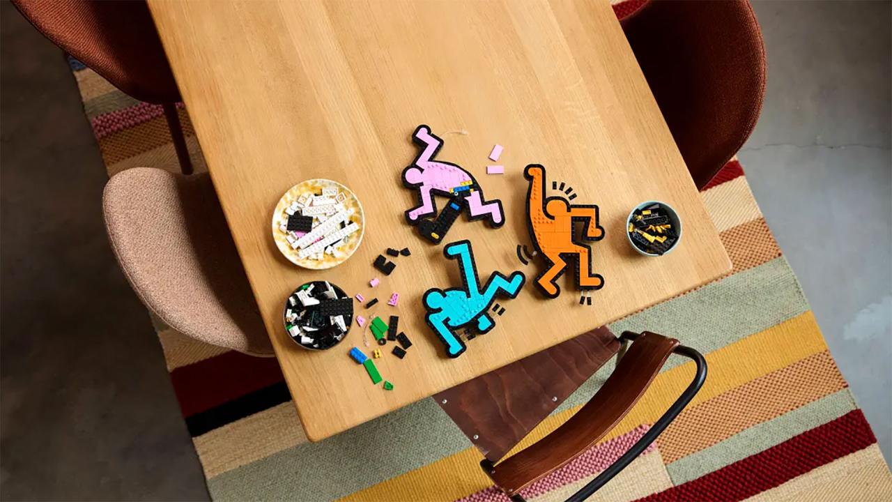 Dancing Figures van Keith Haring komen tot leven als Lego-set - JFK