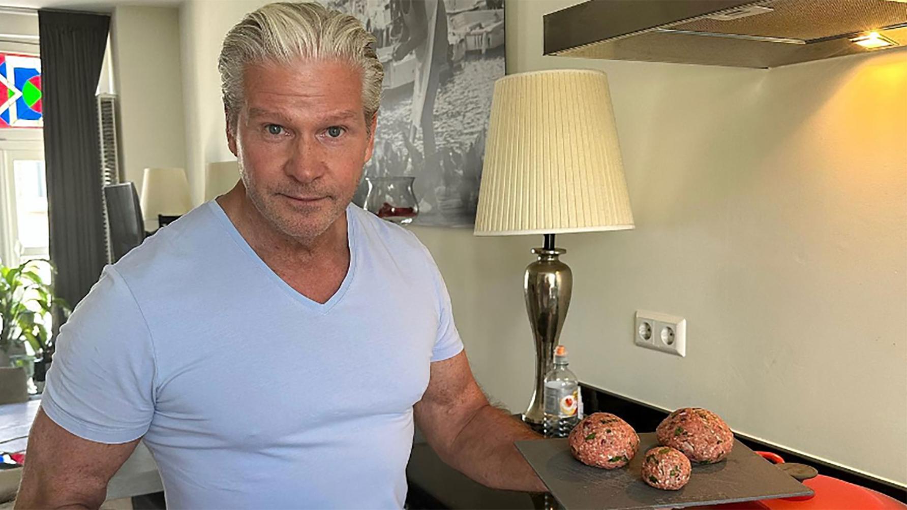 Dries Roelvink ziet verkoop gehaktballen ‘uit de hand lopen’ - JFK