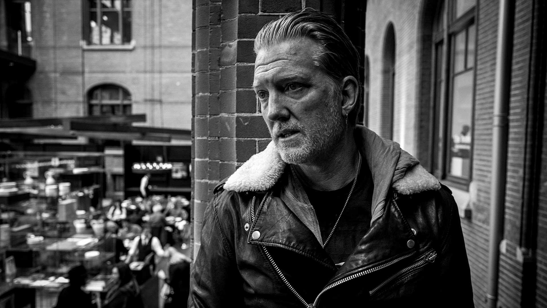 Josh Homme weet zeker dat hij geen 75 wordt - JFK