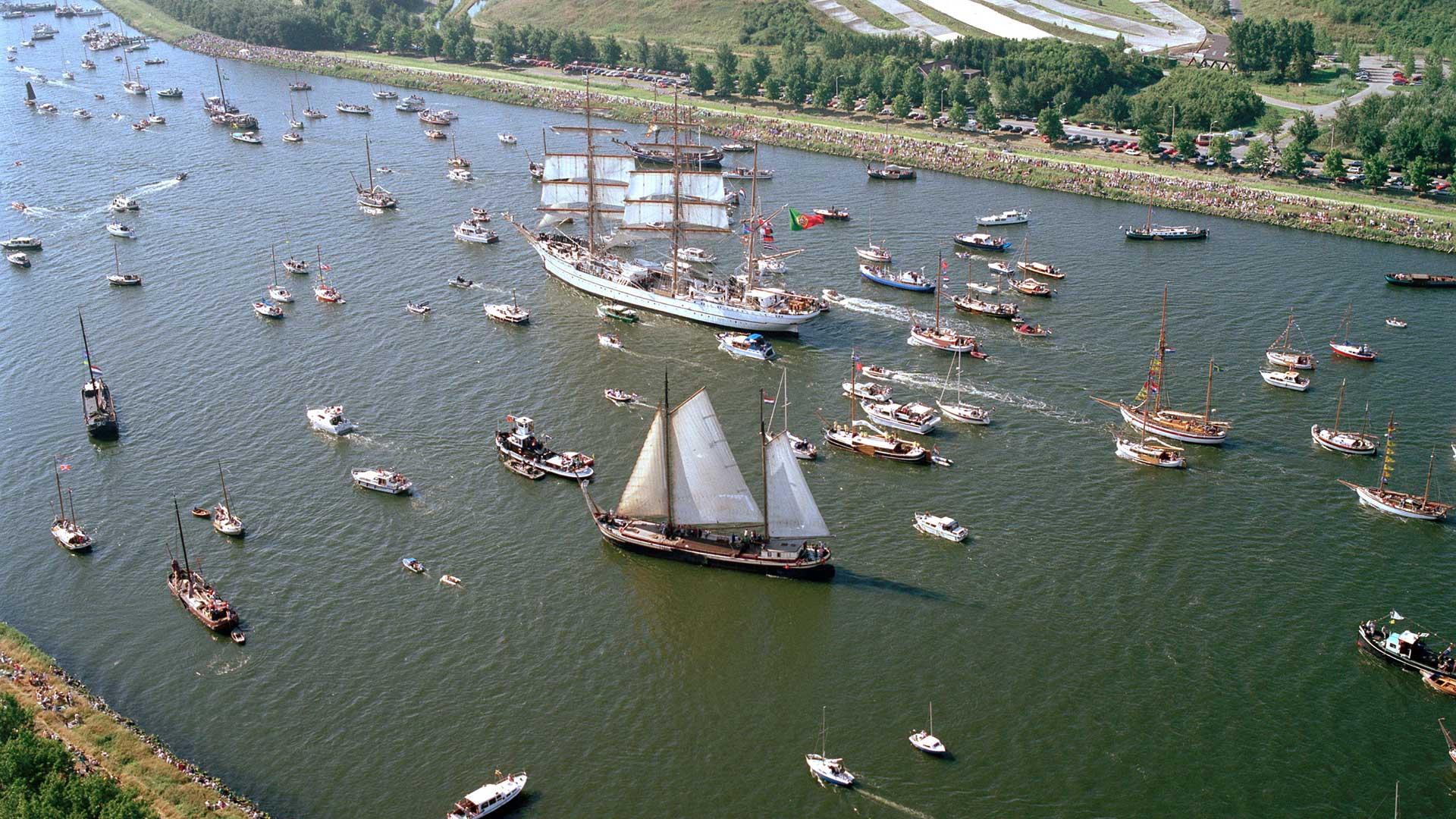 Sail Amsterdam 2025: zie live hoe de schepen de stad binnenvaren - JFK