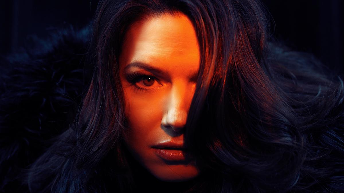 Sexy DJ Isis van der Wel staat haar mannetje - JFK