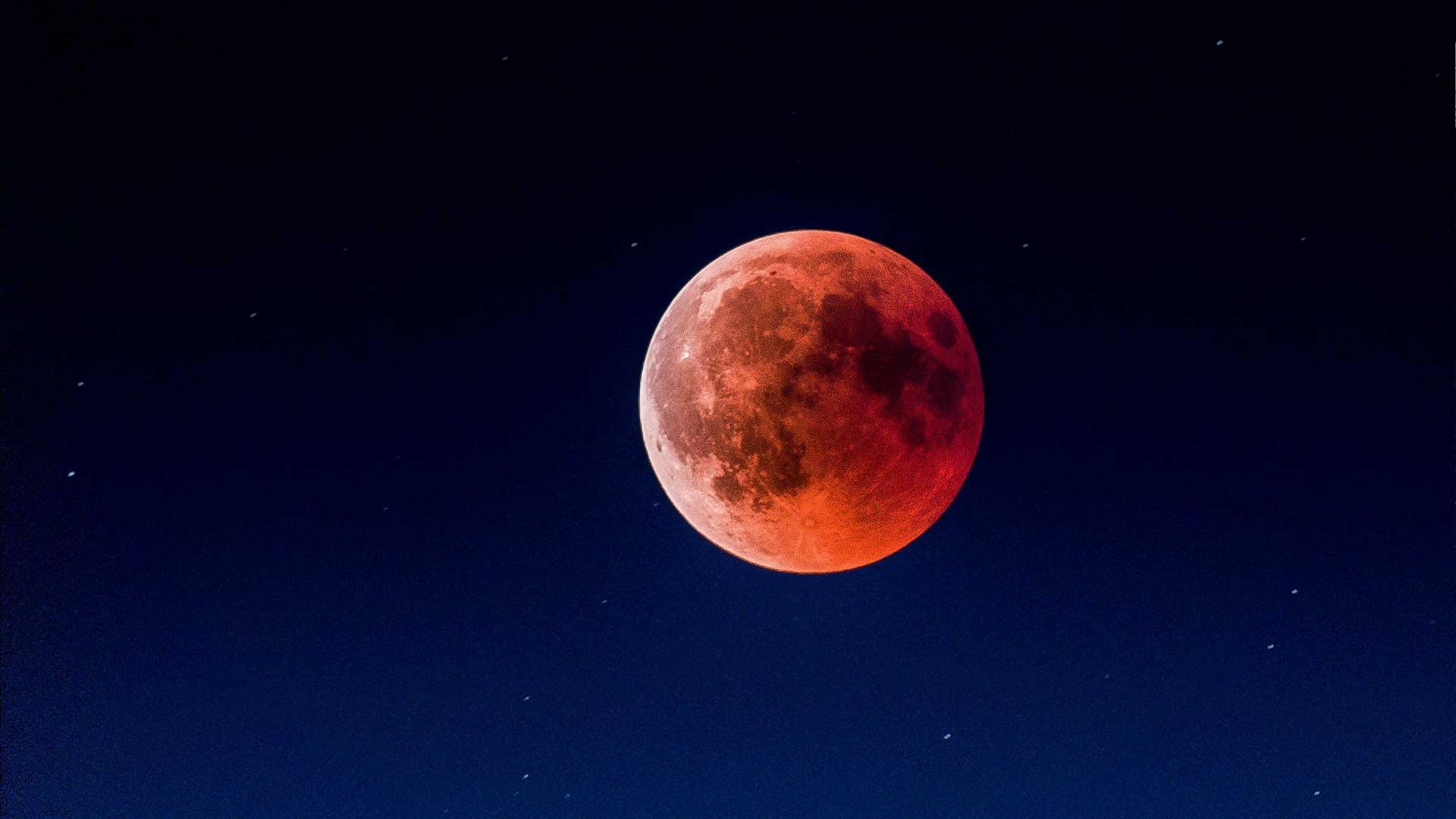 Bloedmaan staat dit weekend aan de hemel, wanneer is hij zichtbaar? - JFK