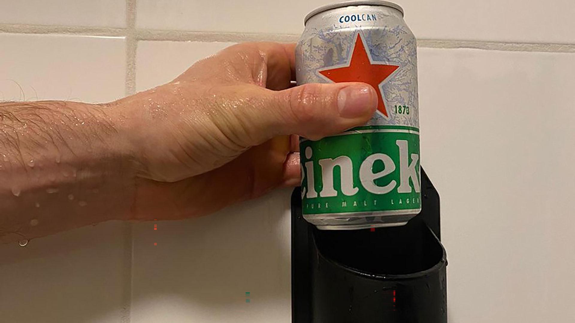 Deze handige bierhouder maakt van elke douchebeurt een feestje