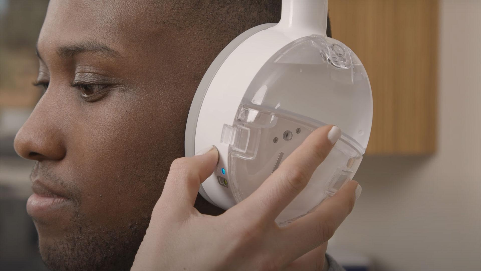 Deze koptelefoon reinigt je oren met water: het is vrij smerig - JFK