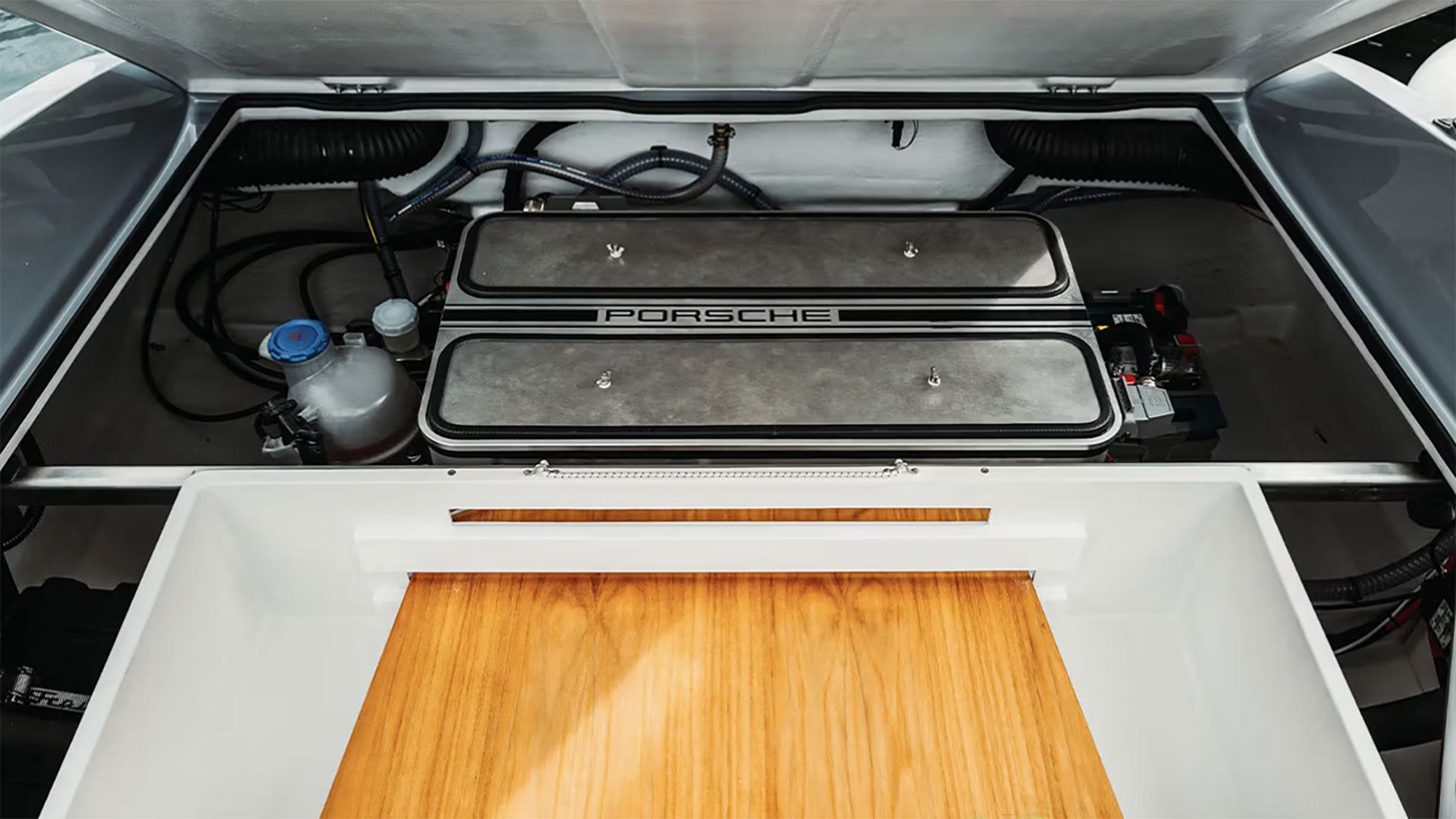 Supersnelle elektrische boot van Porsche domineert de golven