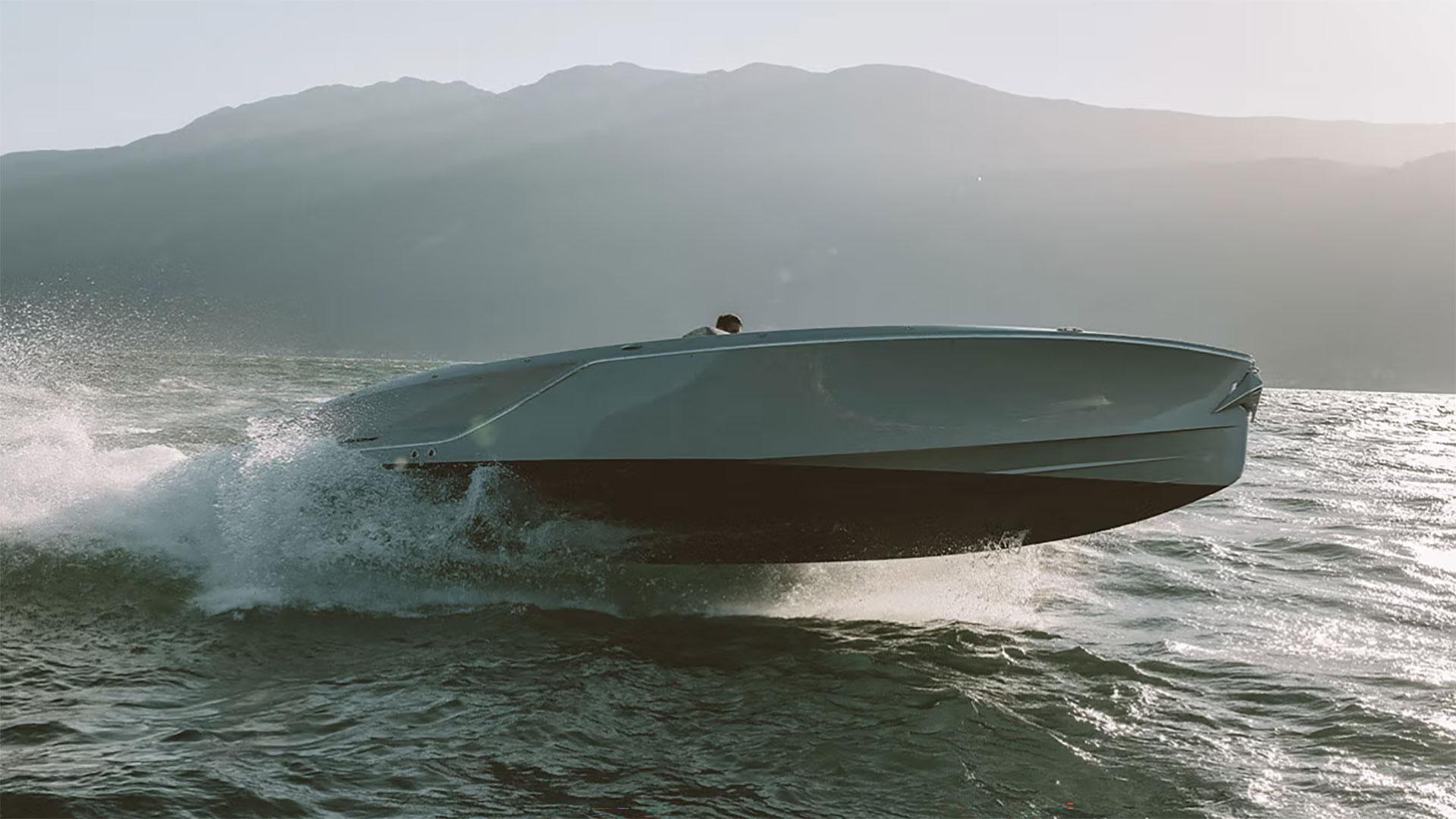 Supersnelle elektrische boot van Porsche domineert de golven