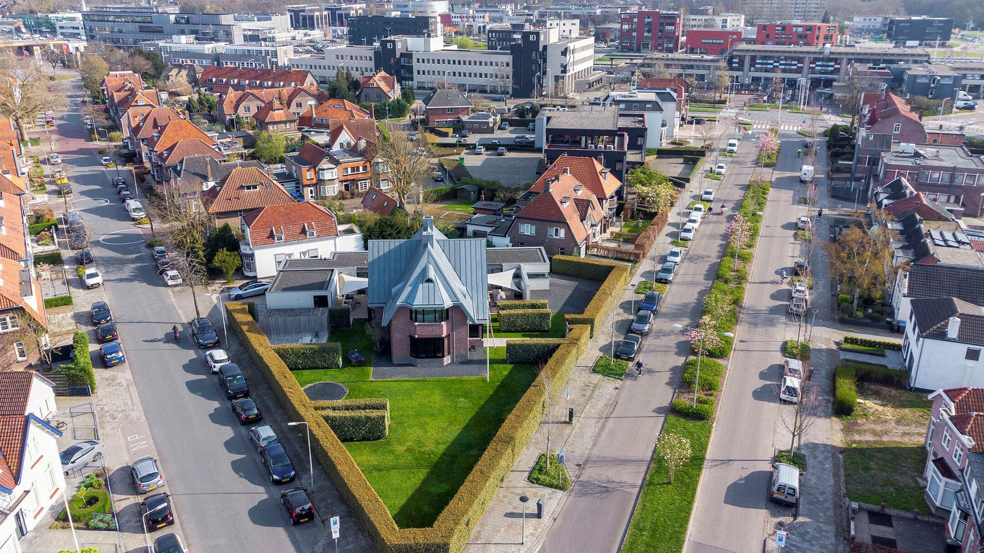 Modern kasteel met veel lichtinval en verrassingen te koop (Funda)