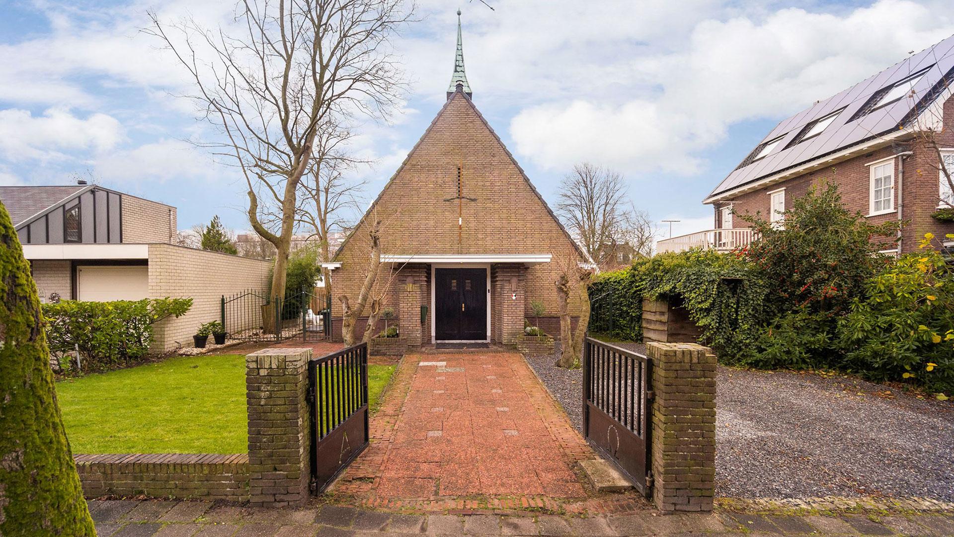 Kunstachtige kerkje te koop op Funda: staat middenin de woonwijk