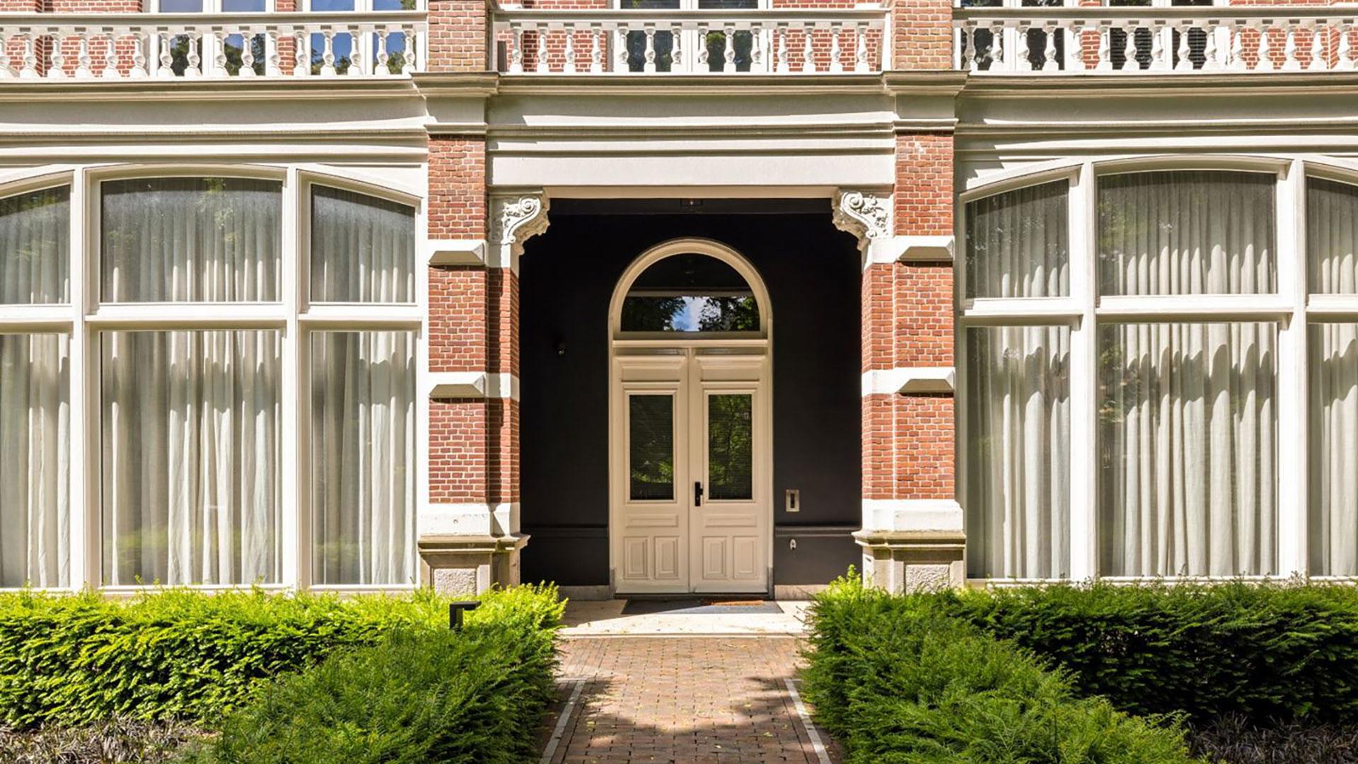 Oude villa van Anna Nooshin staat te koop voor vele miljoenen