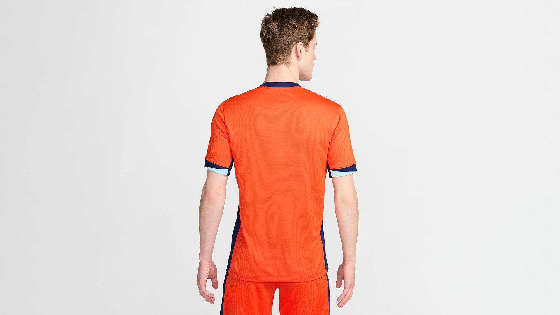 Waarom speelt het Nederlands elftal in oranje?