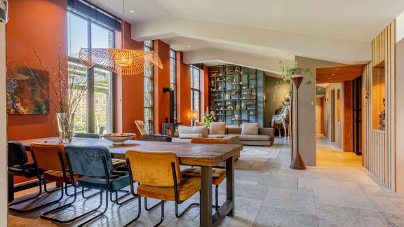 Bijzondere kerk te koop op Funda: slapen onder glas-in-lood - JFK