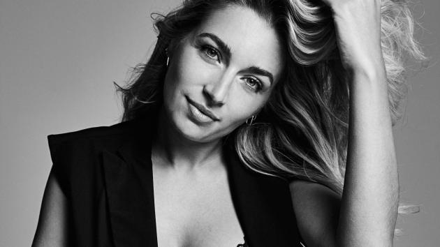 Prachtige Shelly Sterk laat zich van haar meest sexy kant zien - JFK