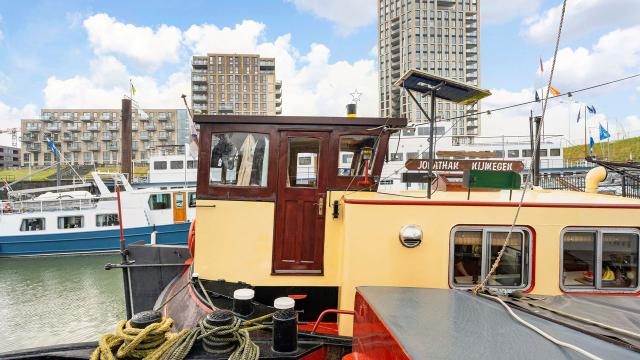 Bijzonder woonschip met de naam Jonathan te koop op Funda