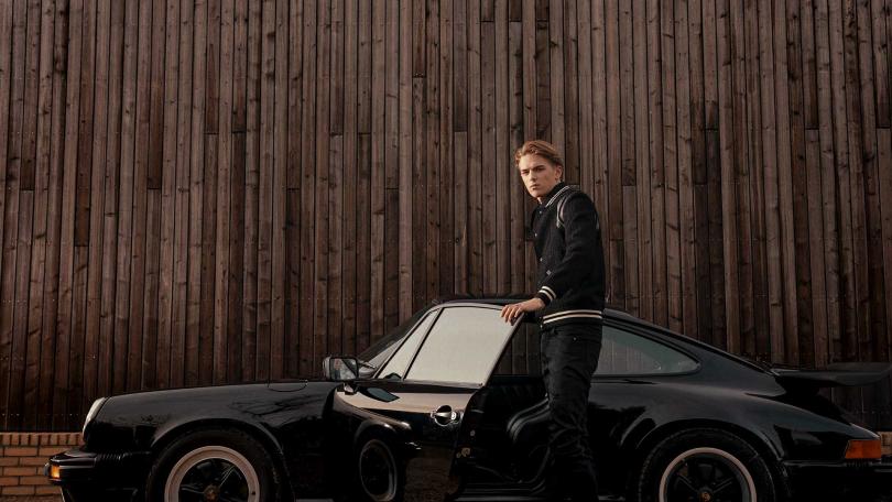 Verleidelijke Kim Feenstra laat de temperatuur flink oplopen - JFK