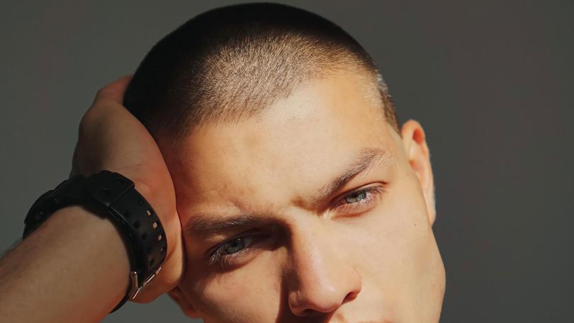 Het matje is terug: waar komt het iconische kapsel vandaan? - JFK