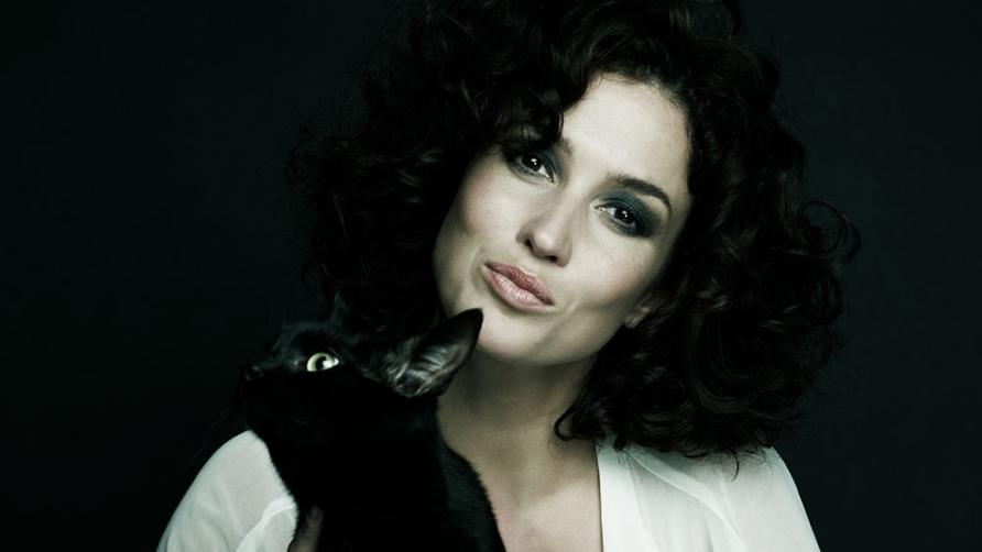 Katja Schuurman schittert in bikini - JFK