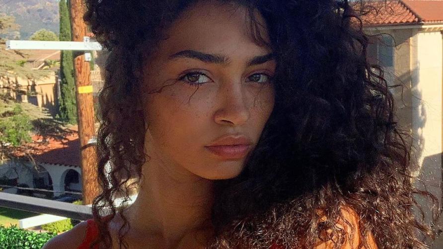 Beeldschone Raven Lyn zet ons in vuur en vlam - JFK