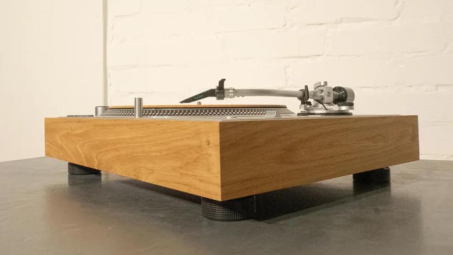 Technics-platenspeler krijgt vintage look door deze houten upgrade - JFK