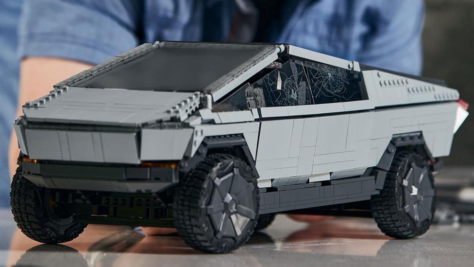 Kruidvat verkoopt grote 'Lego' Tesla Cybertruck voor een prikkie - JFK