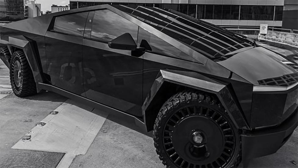 Shaq trakteert zichzelf op héél bijzondere Cybertruck (widebody)