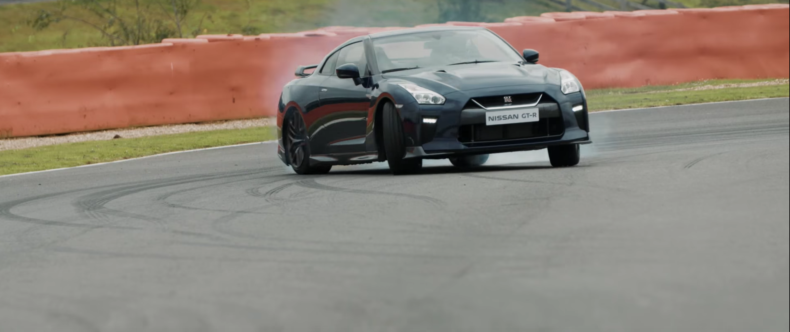 Nissan GT-R neemt het op tegen een drone - TopGear