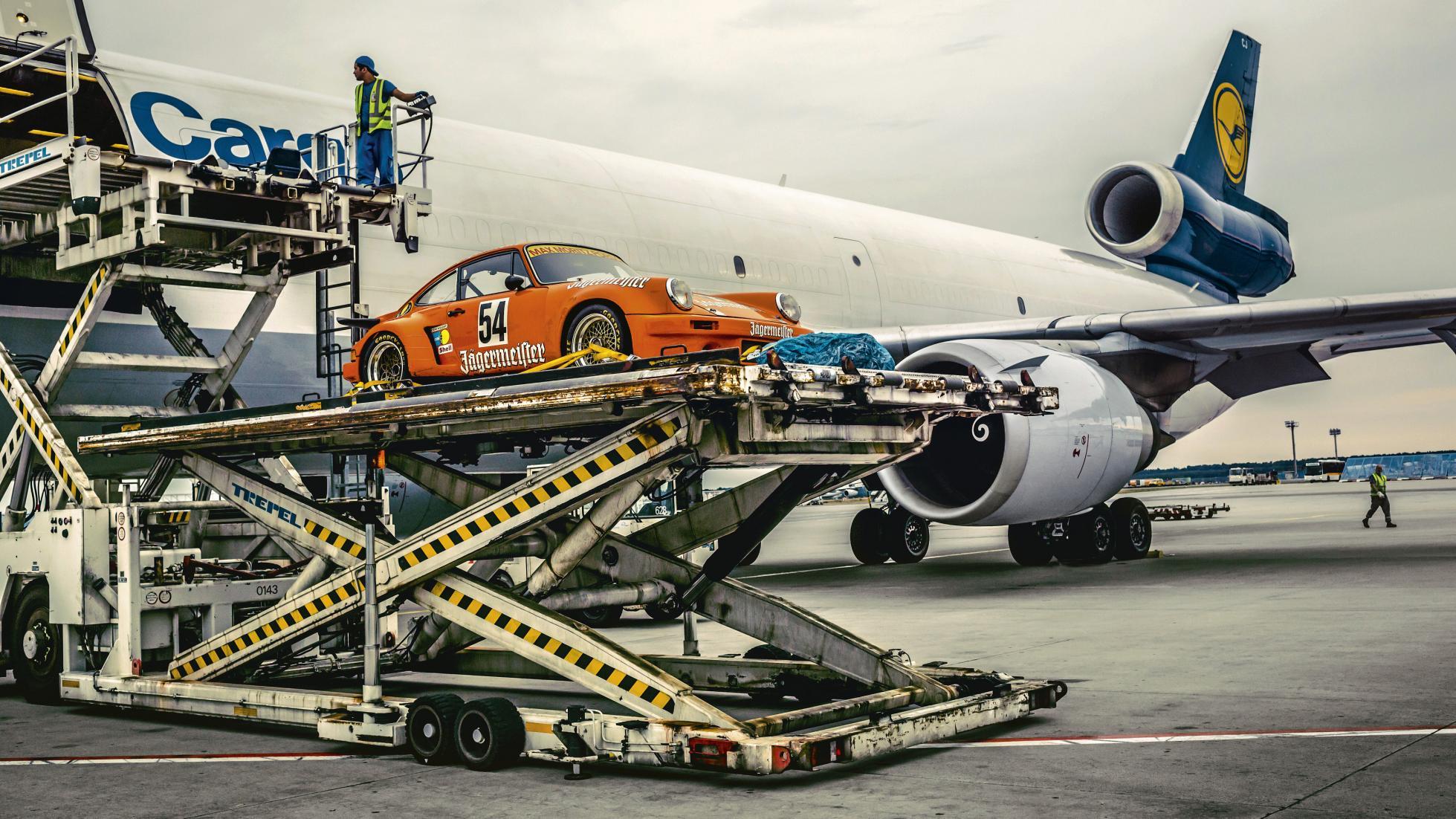 Jagermeister Racing Porsche RSR wordt uitgeladen van het vliegtuig