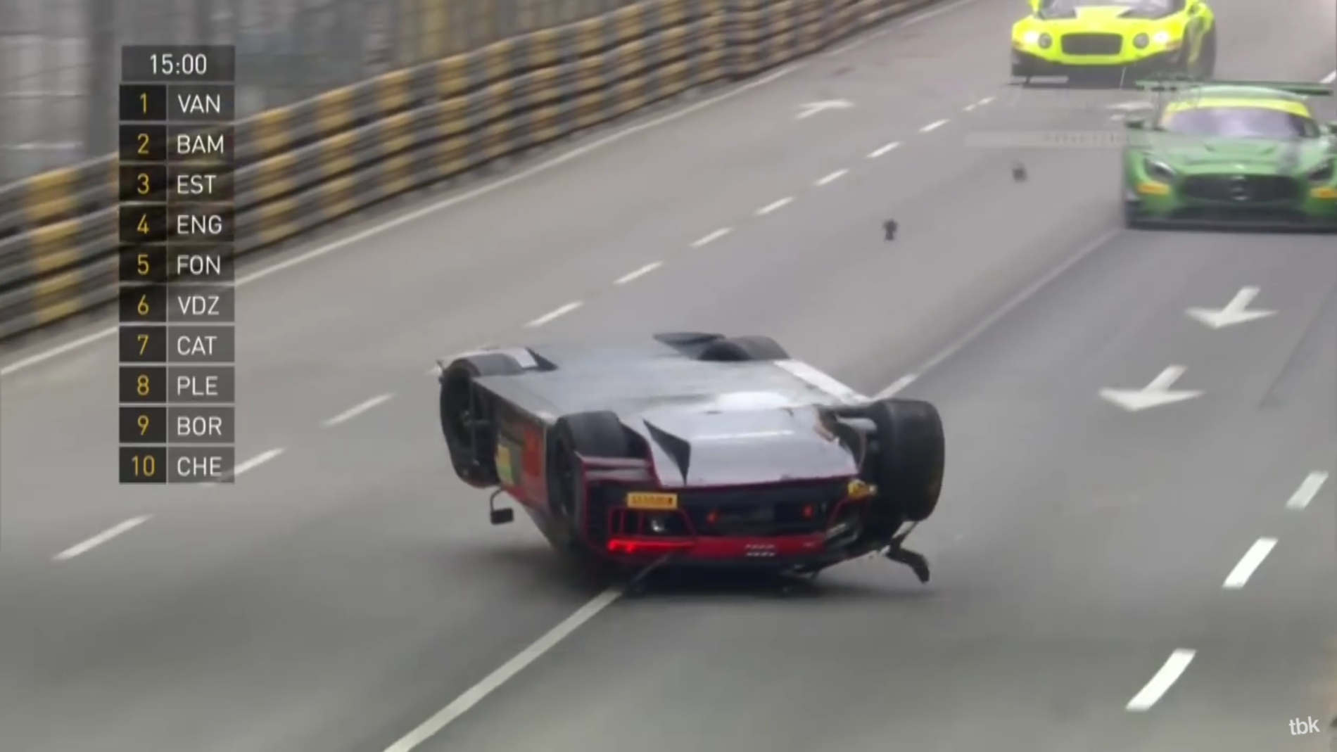 Audi R8 LMS crash in Macau - landt op zijn dak en wint de race