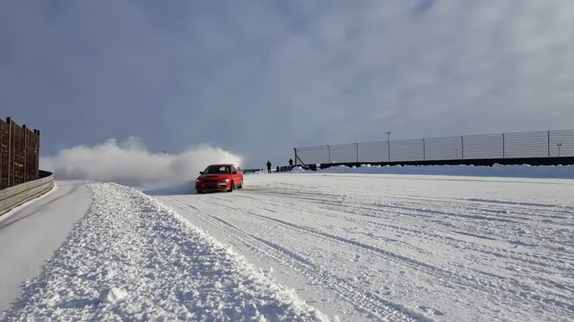 Mitsubishi Lancer Evo speelt in de sneeuw - TopGear