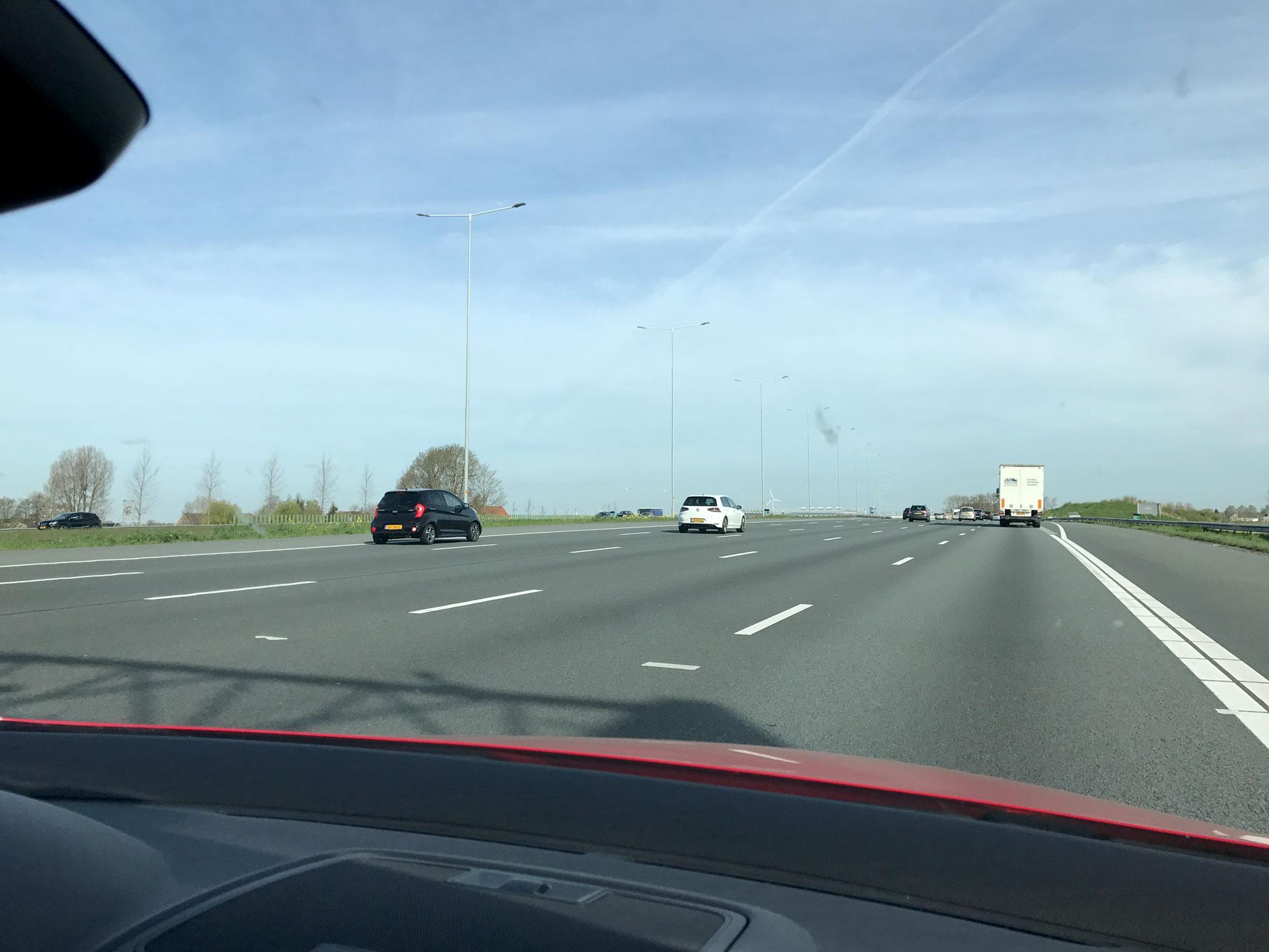 'Is er een verschil tussen rechts inhalen en rechts passeren?'