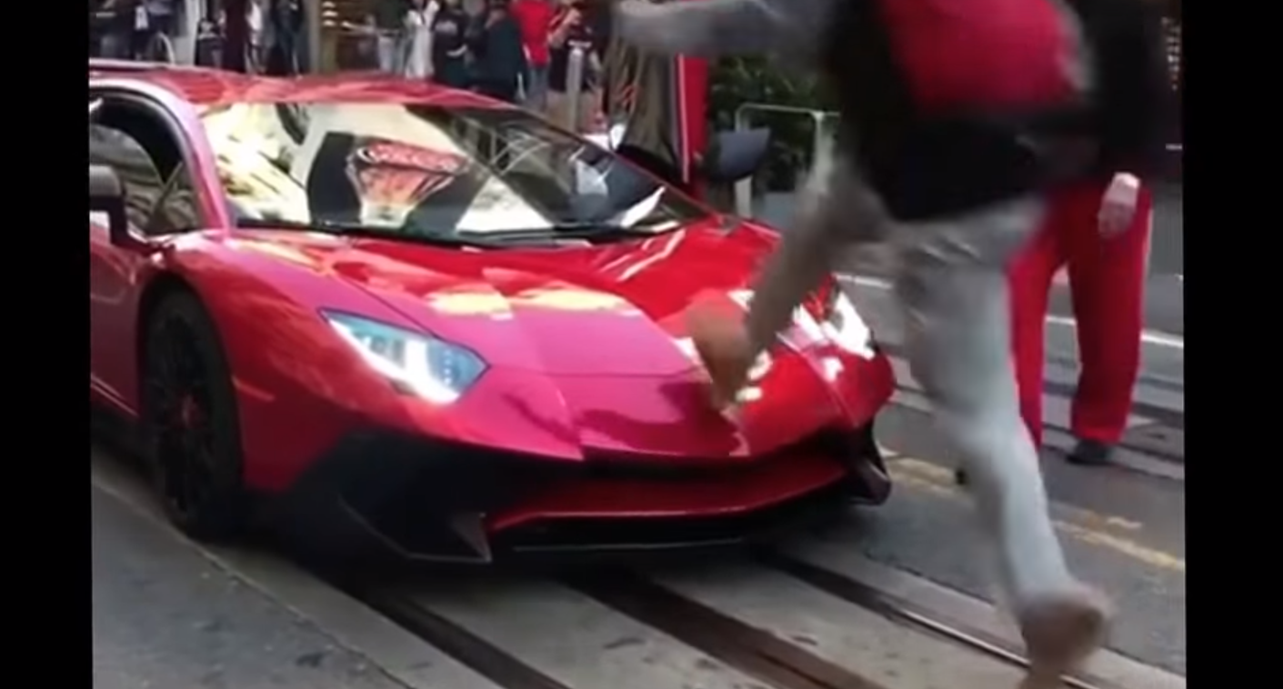 Snotneus loopt over Aventador SV, krijgt karma - TopGear